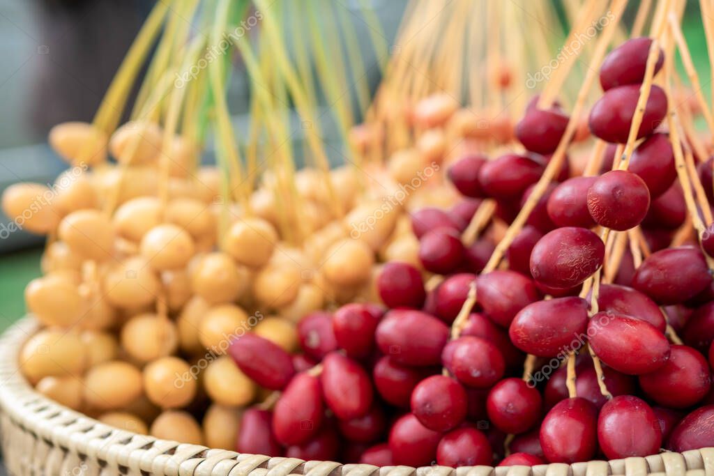 Fruta de la palma datilera, fruta fresca de Oriente Medio. Hay una gran ...