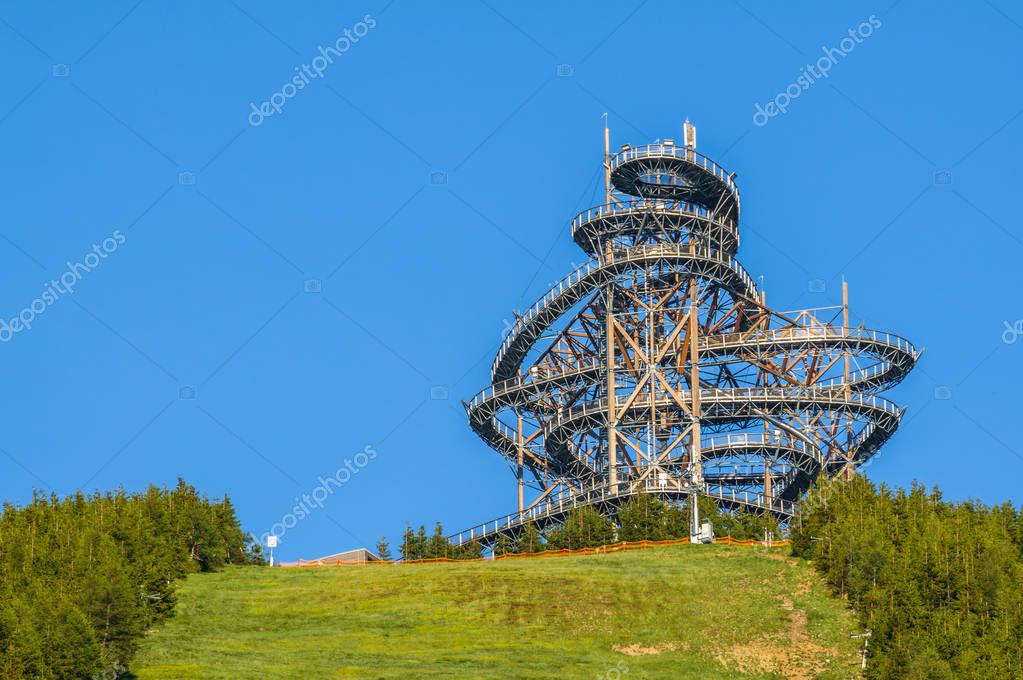 Dolni Morava, la torre de observación Sky Walk en las montañas. 2022