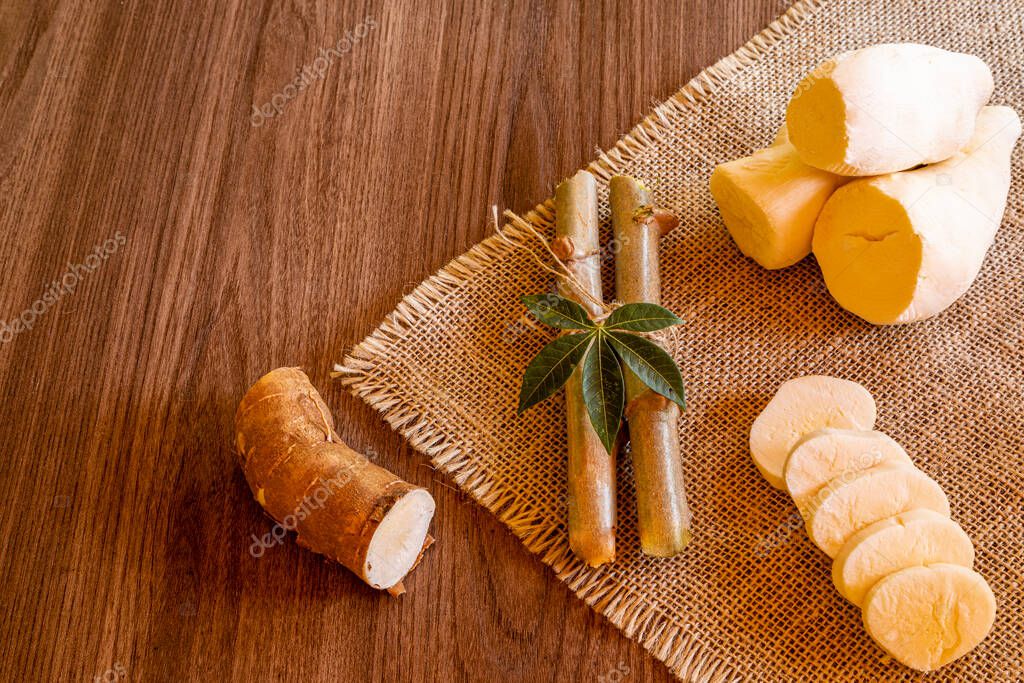 Cassava, también llamado mandioca, yuca, balinghoy, mogo, mandioca ...