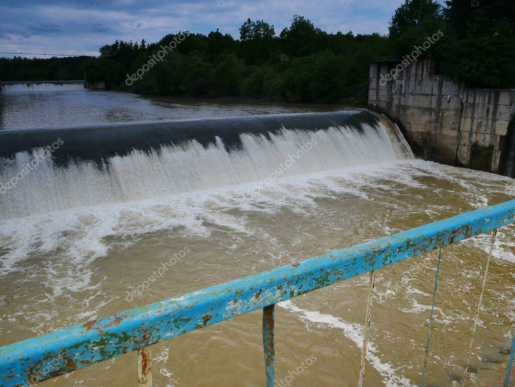 agua que fluye en el dam.dam en el river.lake en yosemite.bridge sobre ...