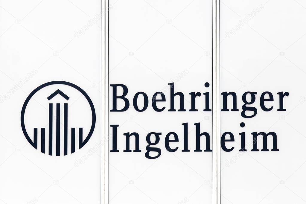 Lyon, Francia - 26 de mayo de 2018: logotipo de Boehringer Ingelheim en un edificio. El grupo ...