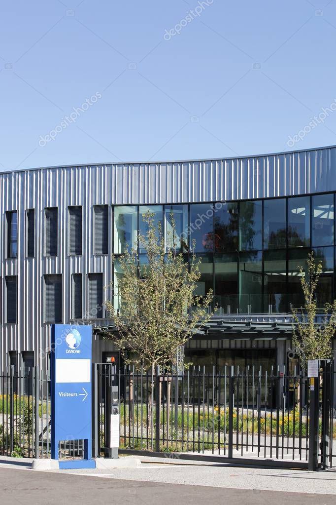 Limonest, Francia - 8 de septiembre de 2018: Danone baby food office ...