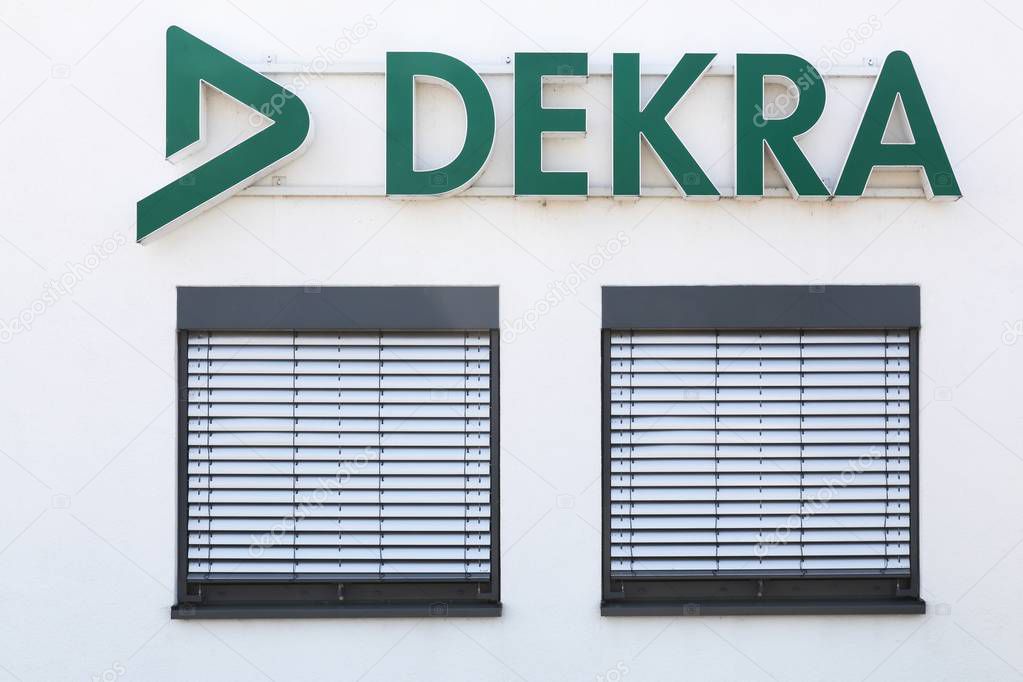 Kamen, Alemania - 22 de julio de 2018: logo de Dekra en una pared ...