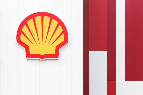 Shell logo on a gas station – Stock Editorial Photo © ricochet69 #81996390