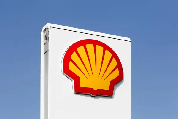 Shell logo on a gas station – Stock Editorial Photo © ricochet69 #81996390