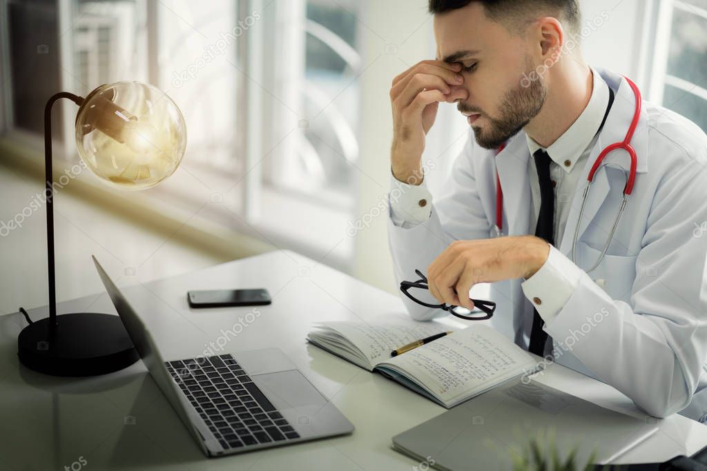 Los médicos están haciendo caras serias y estresados por el trabajo. El ...