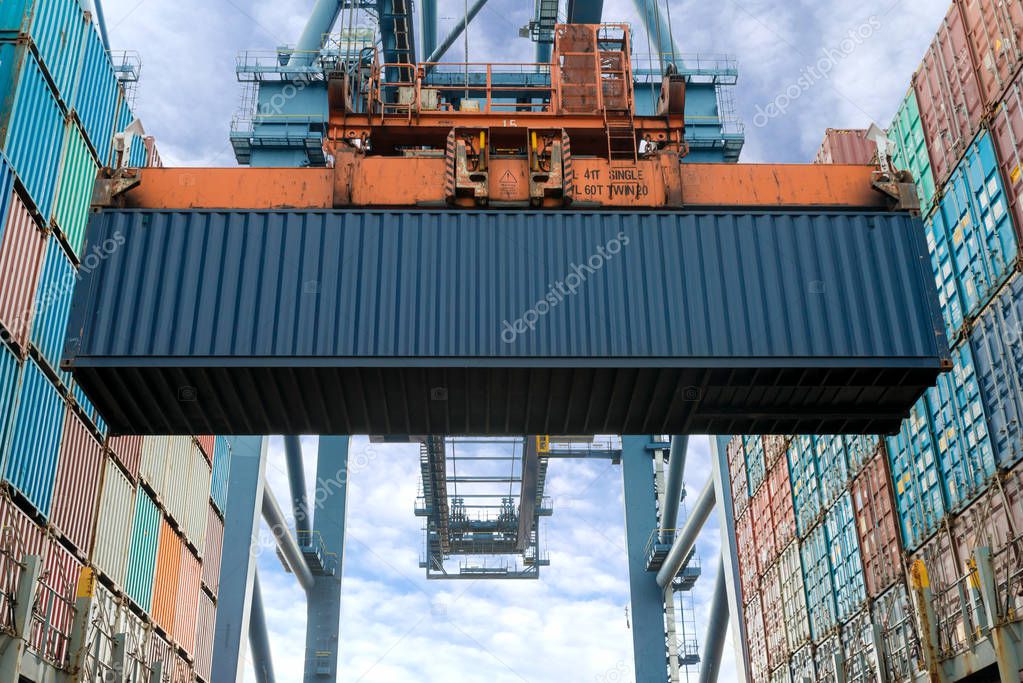 Carga de grúas industriales Contenedores en un buque de carga. Embarcación de contenedores en ...