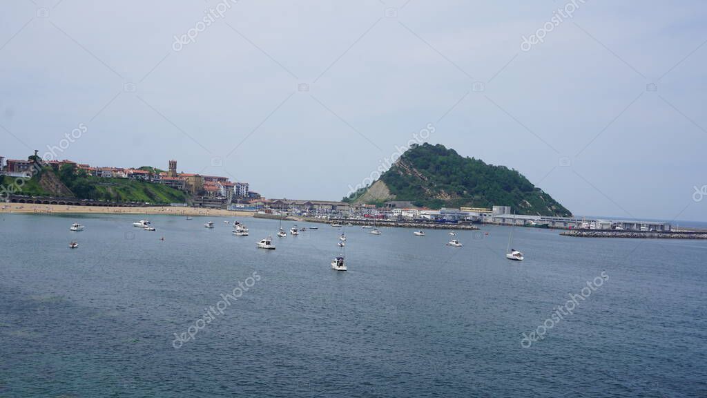 Getaria ciudad skyline con su playa y puerto pesquero en el País Vasco ...