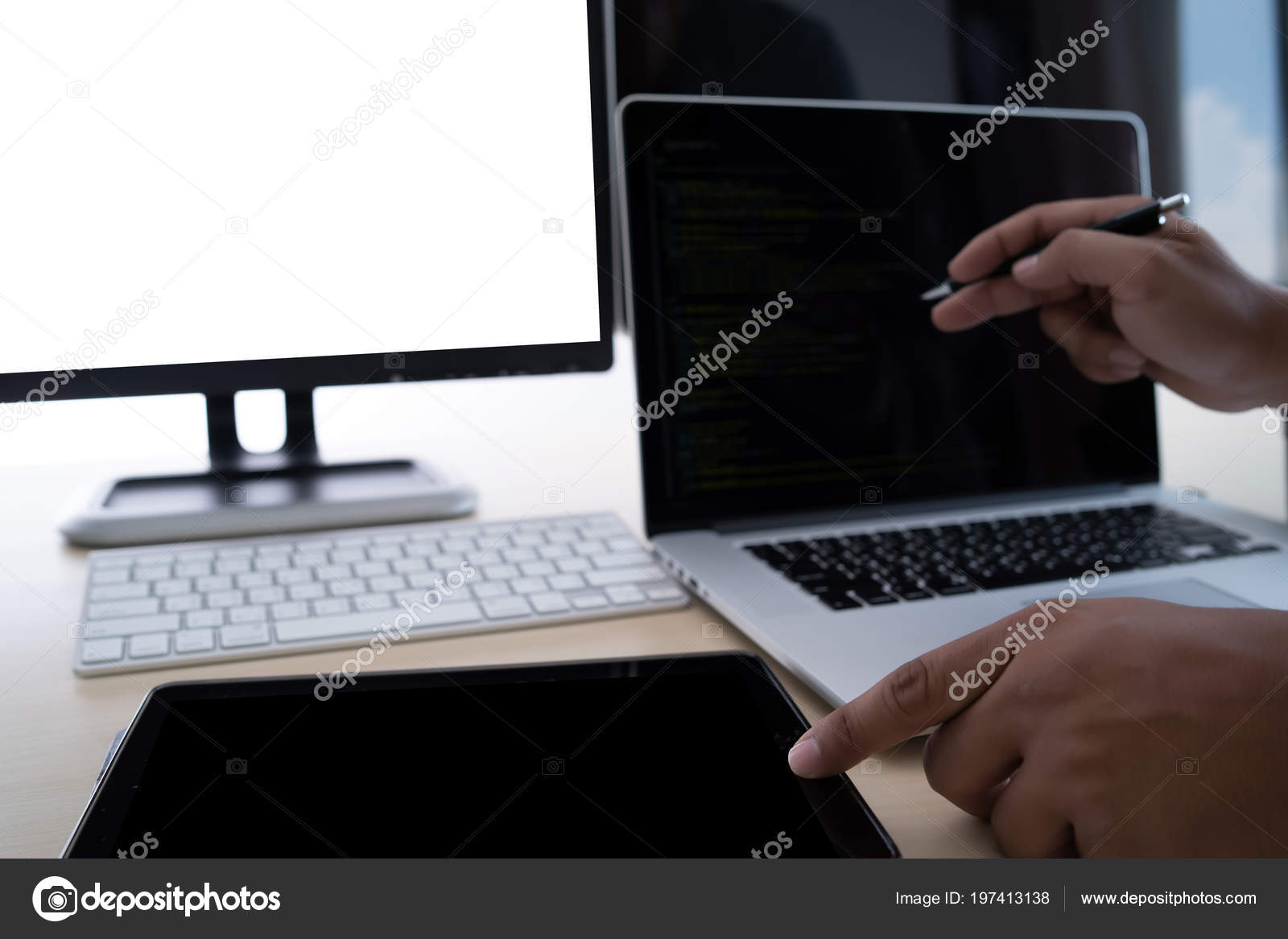 Laptop Blank Screen Table Workspace Background New Project Laptop ...