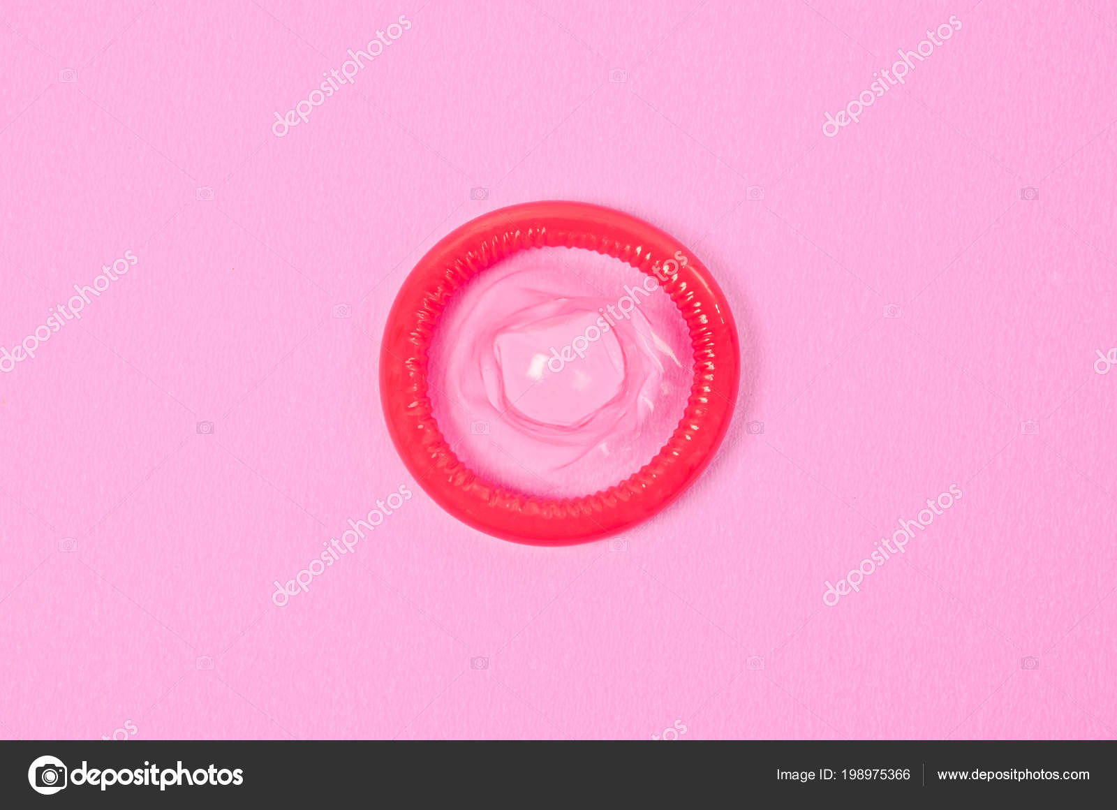 Condón Abierto Sobre Fondo Rosa — Foto de stock #198975366 © gamjai