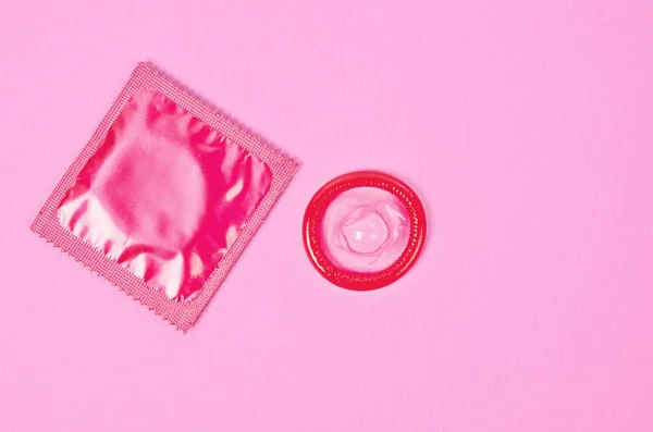 Condón Rosa Abierto Desempaquetar Sobre Fondo Amarillo Concepto Sexo ...