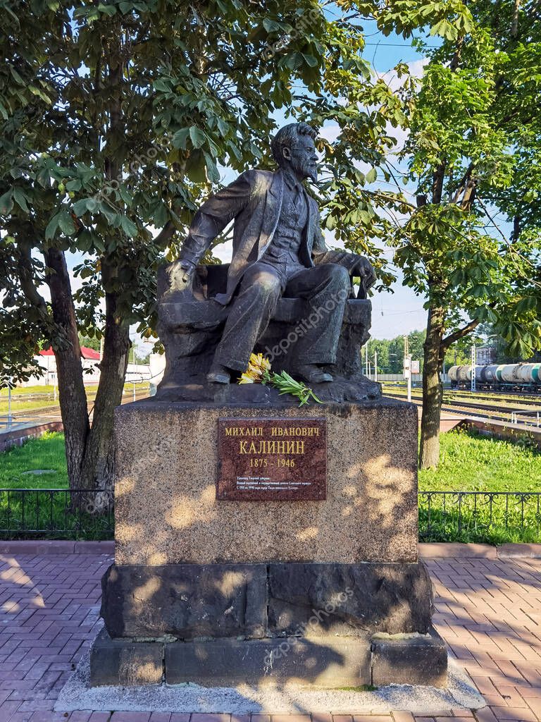 Tver, Rusia - 08 04 2020: Estatua de Mikhail Ivanovich Kalinin. De 1931 a 1990 la ciudad de Tver ...