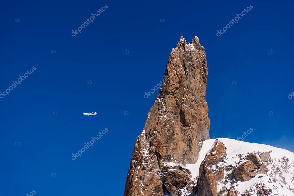 Avión volando sobre montañas a gran altura en el cielo azul en un día ...