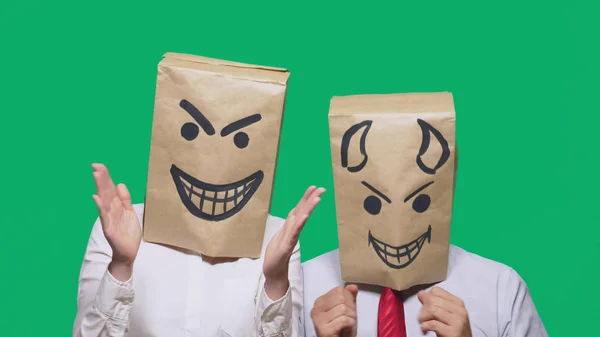 concepto de emociones, gestos. un hombre con un paquete en la cabeza ...