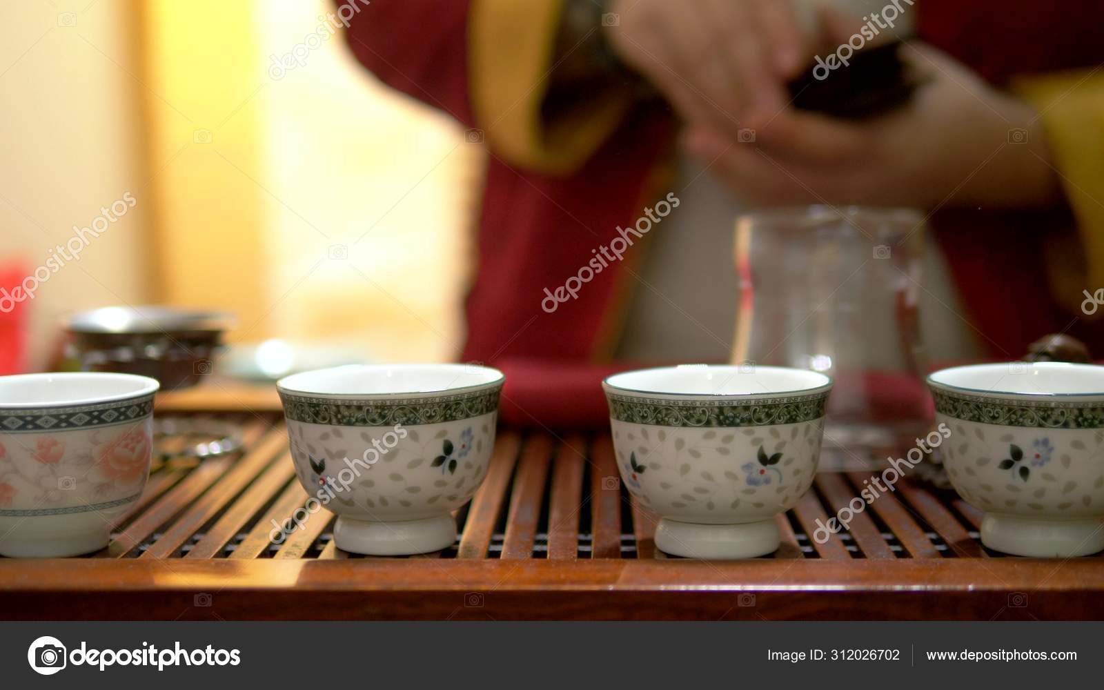 Traditional chinese tea ceremony. the master is making tea. close-up ...