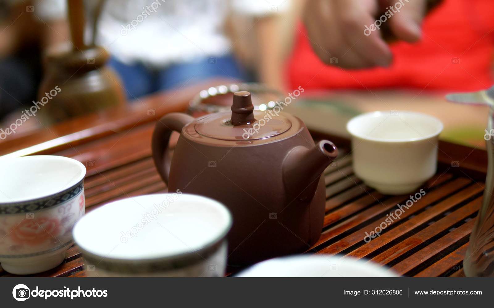 Traditional chinese tea ceremony. the master is making tea. close-up ...