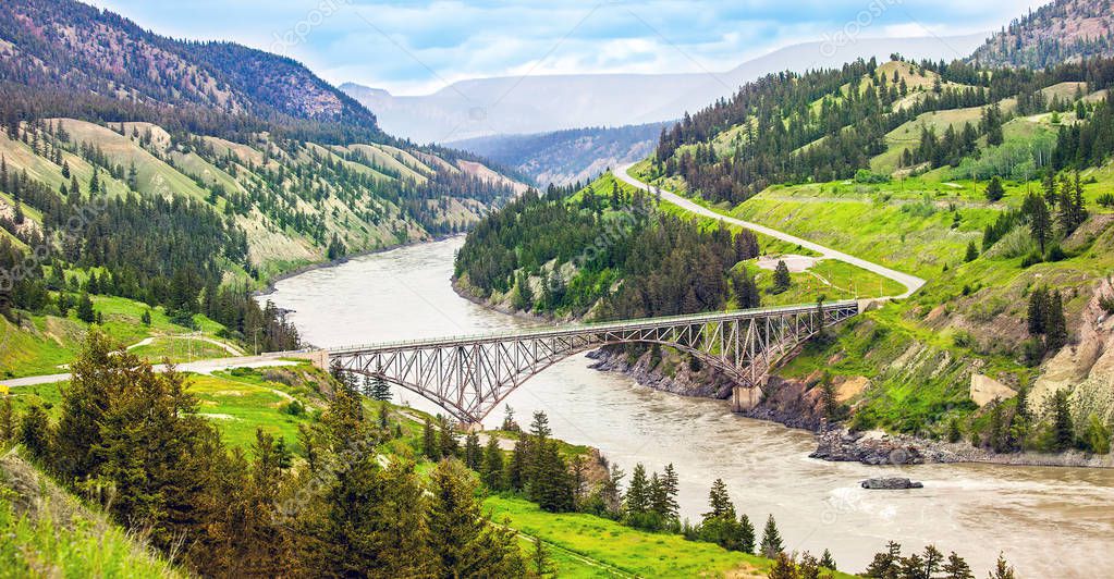 Puente sobre el río Fraser en Williams Lake Columbia Británica Canadá 2022