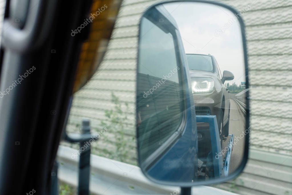 Vista desde el espejo lateral del coche de la grúa remolcando un coche ... Vista desde el espejo lateral del coche de la grúa remolcando un coche ...