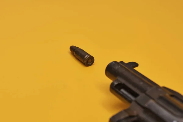 Bala única fotos de stock, imágenes de Bala única sin royalties ...