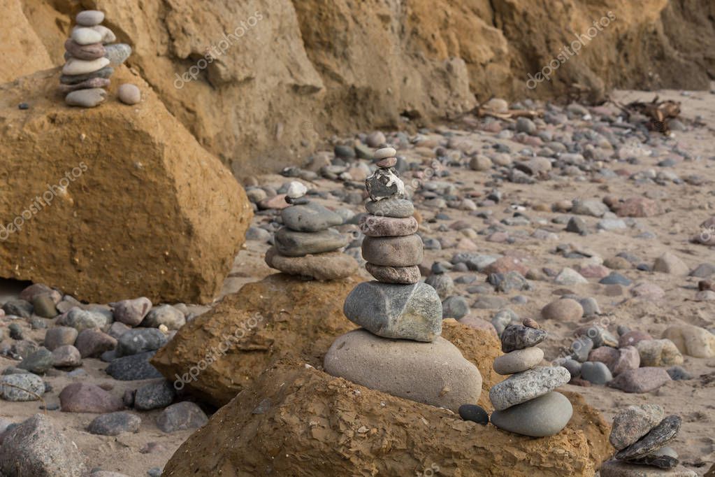 Piedras apiladas una encima de la otra en la playa en el fondo el ...