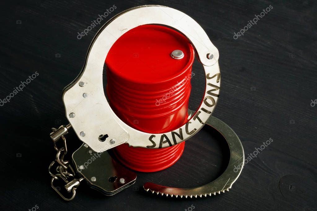 Embargo comercial y concepto de sanciones. Barrica de aceite y esposas ...