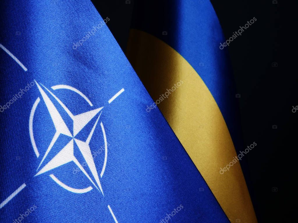 Banderas de la OTAN y Ucrania como símbolo de cooperación. 2025
