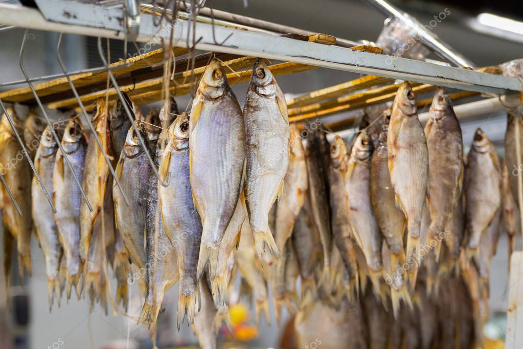 Pescado seco secado en anzuelos en el mercado 2023
