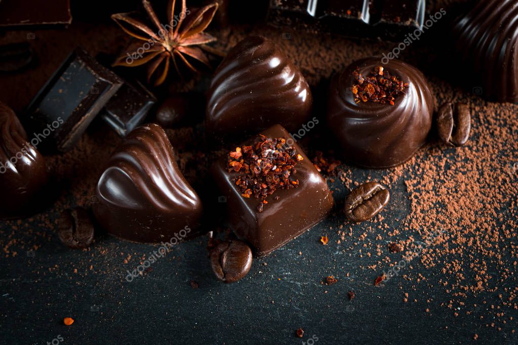 Surtido de chocolate oscuro, blanco y leche pila, patatas fritas ...