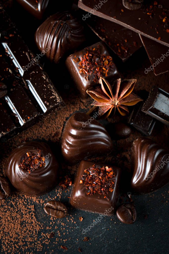 Surtido de chocolate oscuro, blanco y leche pila, patatas fritas ...