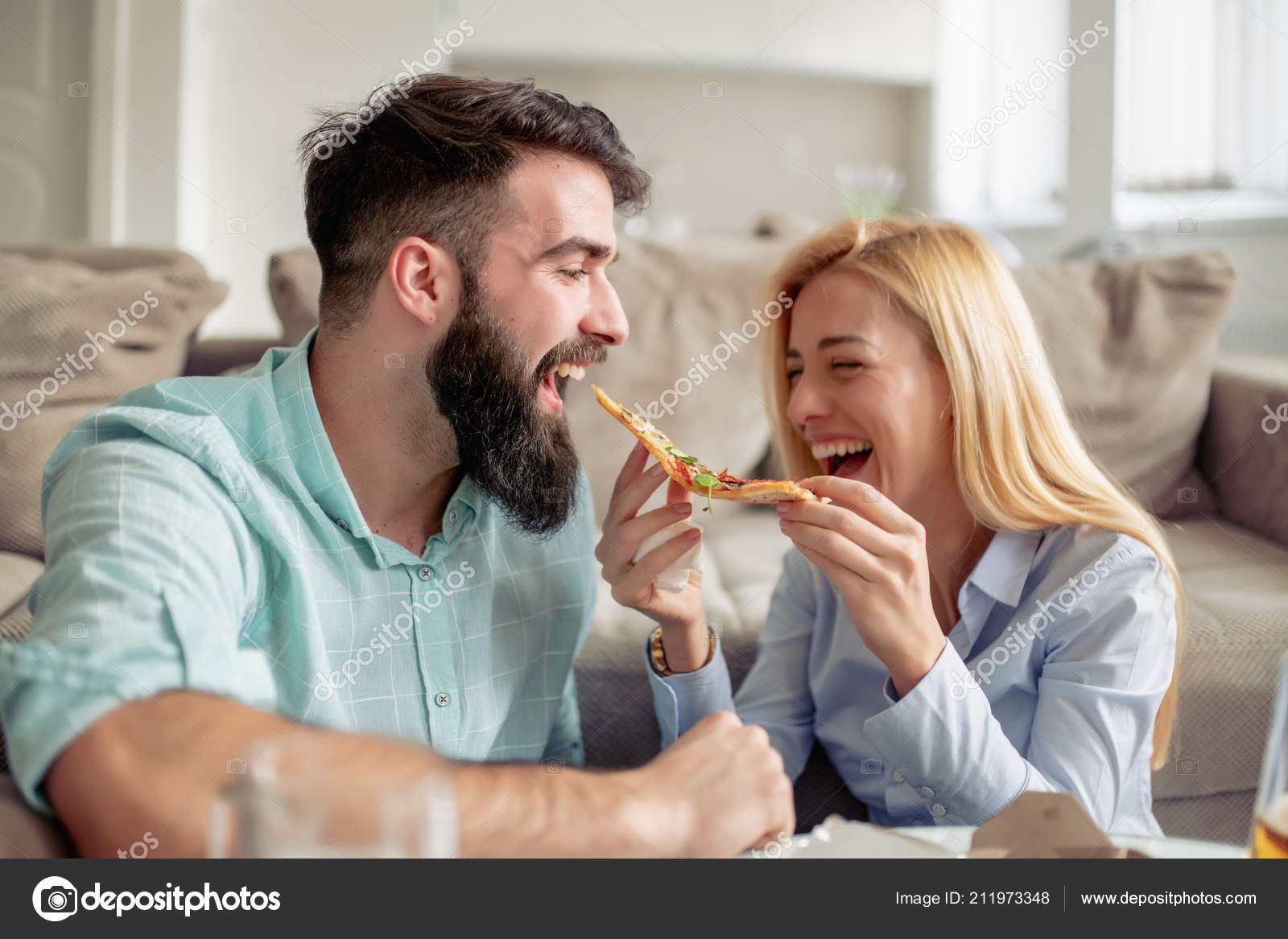 Happy Young Couple Enjoying Pizza Home People Love Food Home — Stock ...