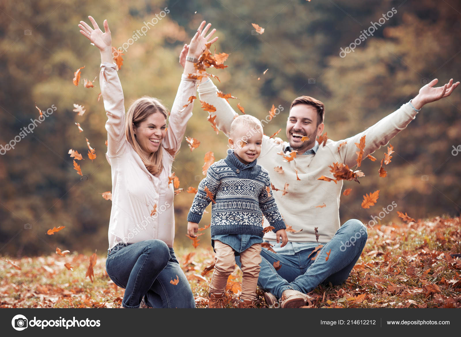 Happy Family Having Fun Throwing Autumn Leaves Park Daylight — Stock ...
