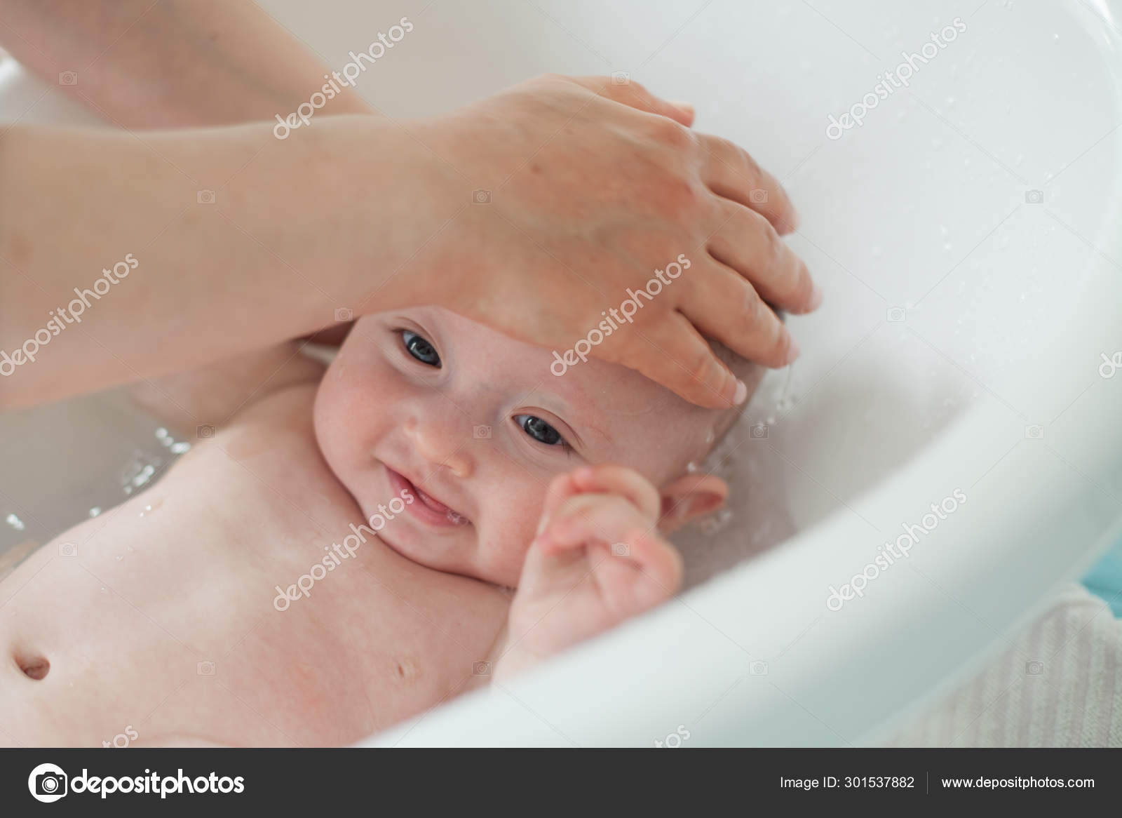 Su madre está bañando a su bebé. Lindo bebé durante el baño — Foto de ...