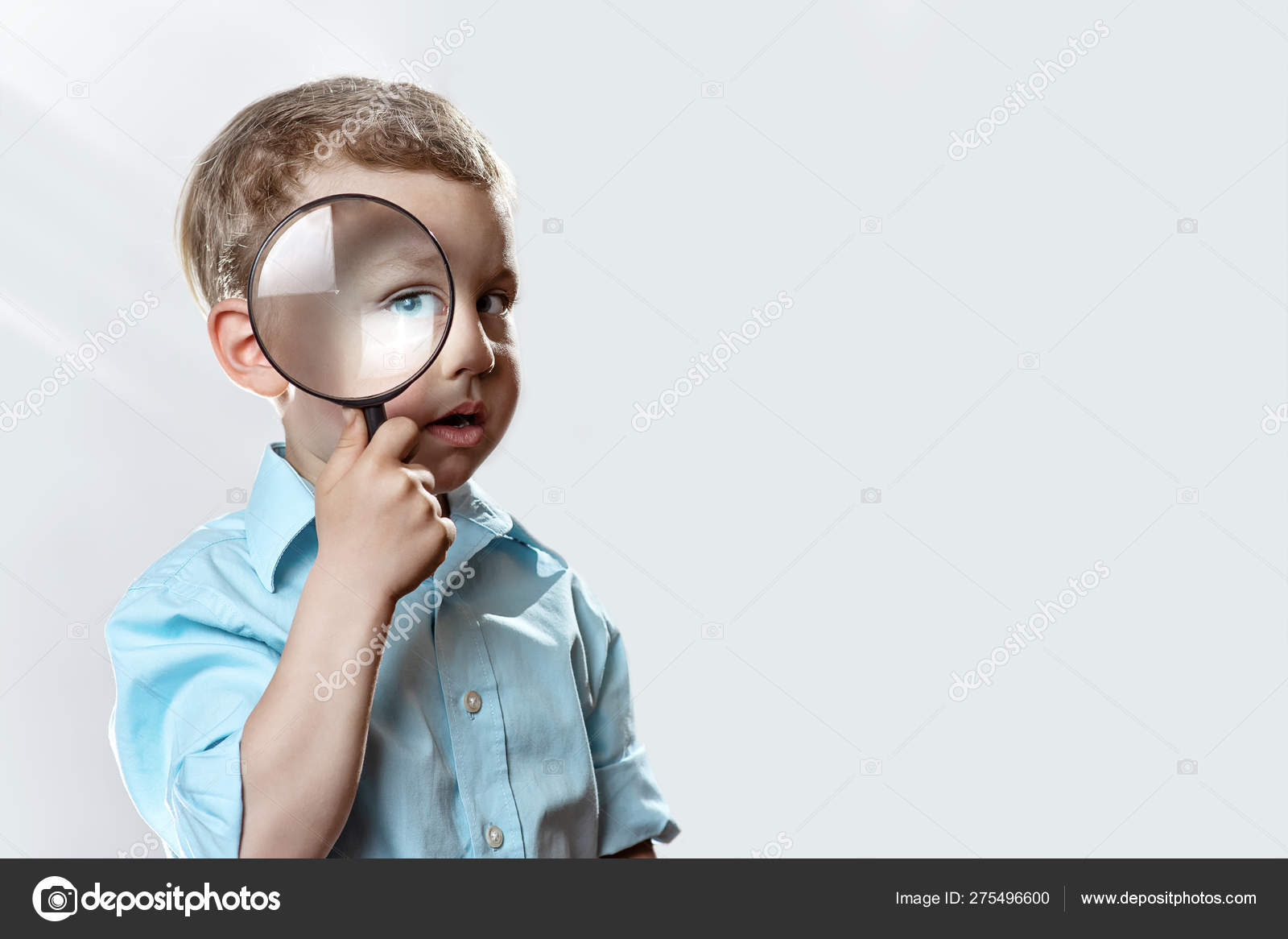 Chico en una camiseta ligera mirando en una lupa grande — Foto de stock ...
