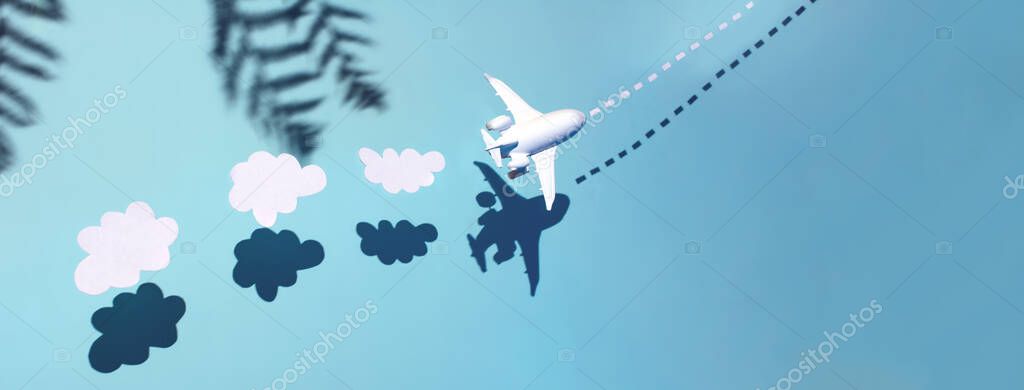 El avión blanco está volando a través del océano. Detrás de él hay ...