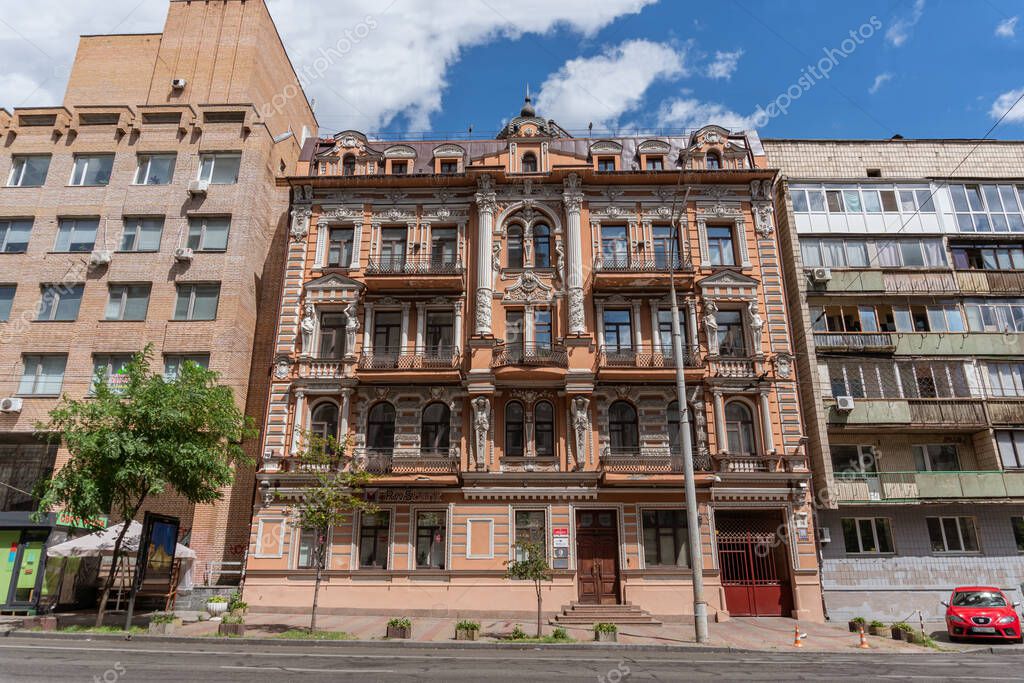 Kiev (Kiev), Ucrania - 08 de agosto de 2020: Tres edificios que fueron construidos durante ...