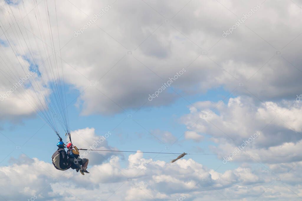 Tver, Rusia - 9 de agosto de 2020: Un parapente vuela en el cielo azul sobre el fondo de las ...