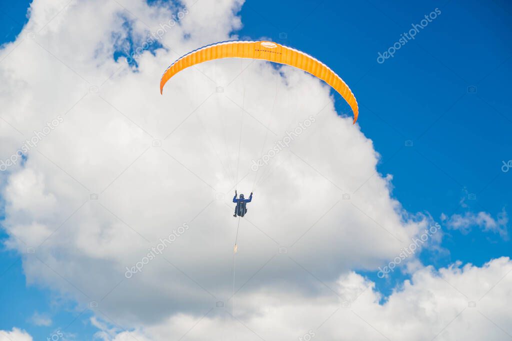 Tver, Rusia - 9 de agosto de 2020: Un parapente vuela en el cielo azul sobre el fondo de las ...