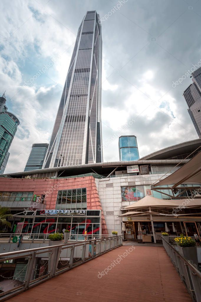 Shenzhen, China - 25 de junio de 2018: Centro comercial y arquitectura moderna en Shenzhen Coco ...