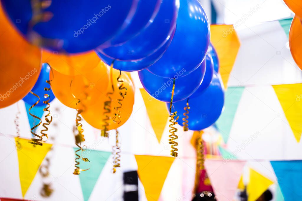 globos de colores, azul, naranja y banderas de triángulo aislados ...