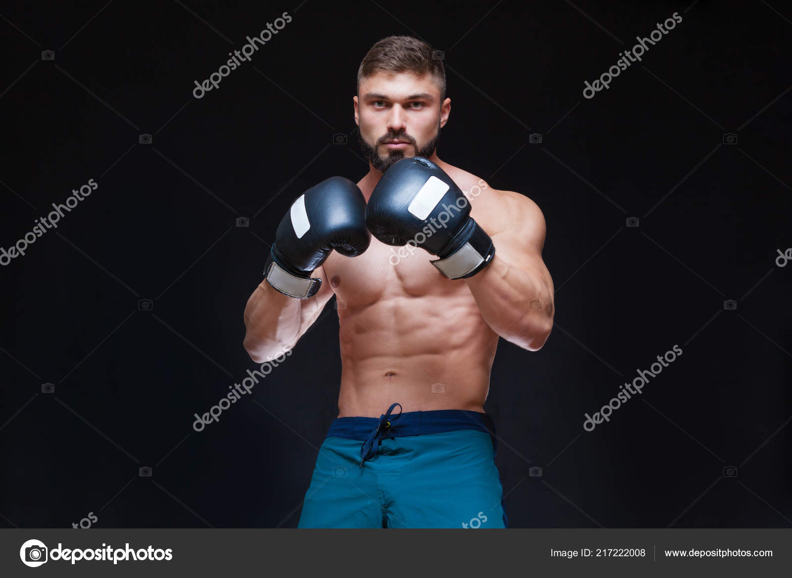 Boxeador musculoso fuerte con guantes de boxeo negros. Aislado sobre ...