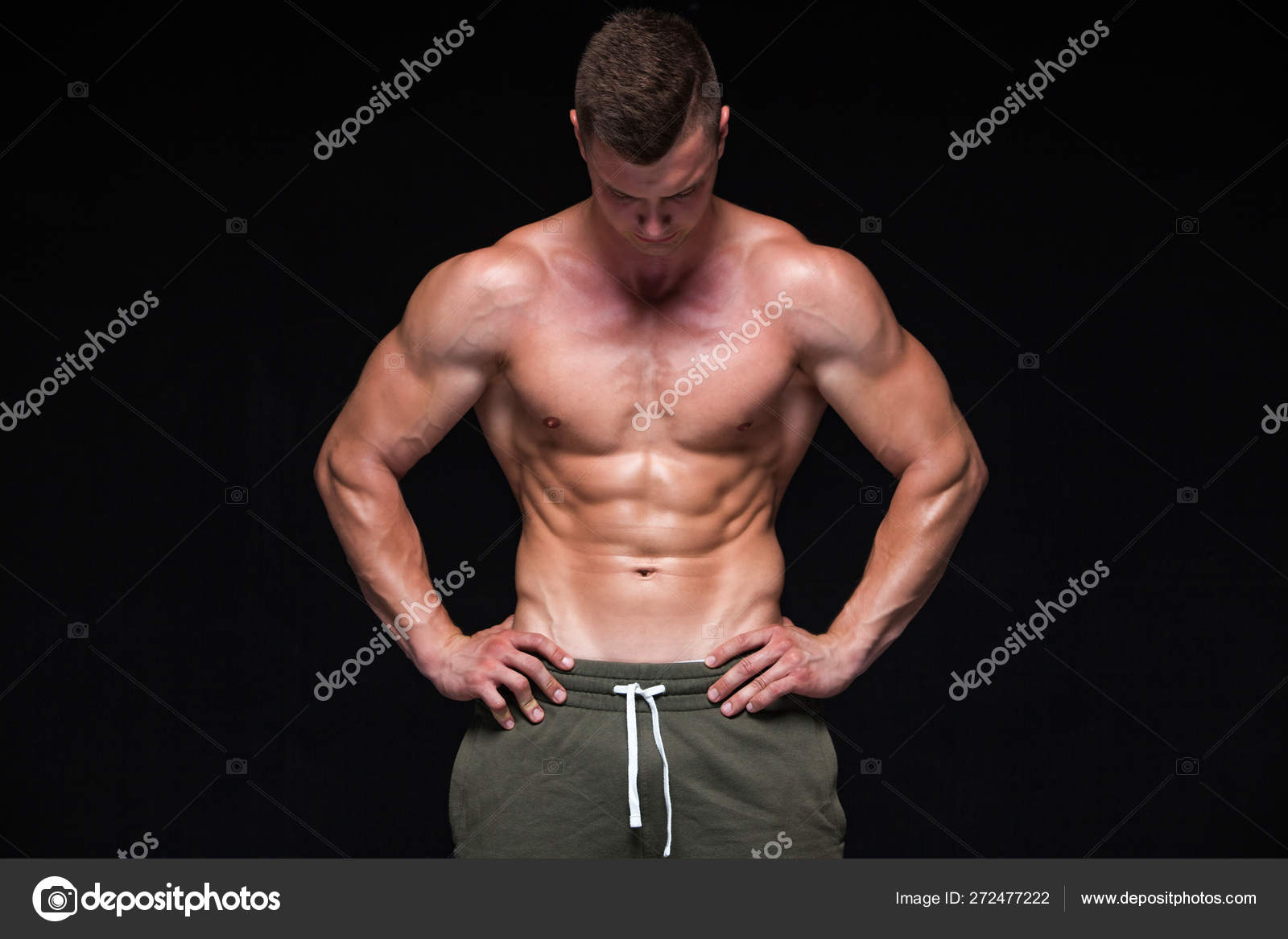 Strong Athletic Man Modelo Fitness que muestra su cuerpo perfecto ...