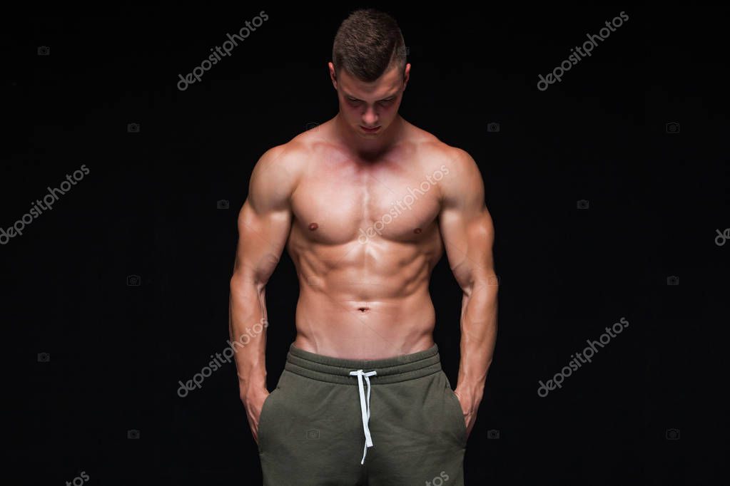 Strong Athletic Man Modelo Fitness que muestra su cuerpo perfecto ...