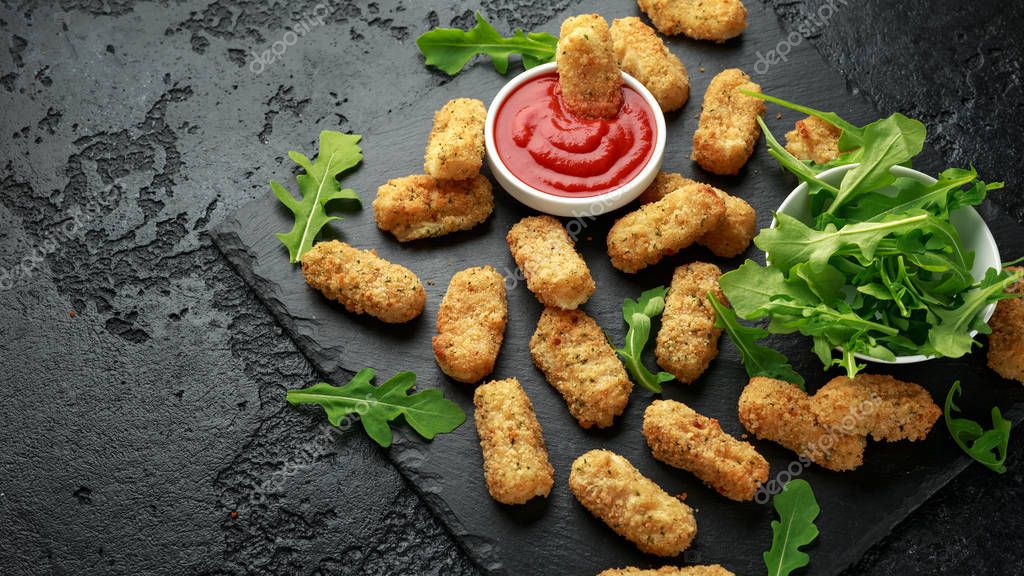 Queso mozzarella frito palitos en pan rallado con salsa de kétchup y ...