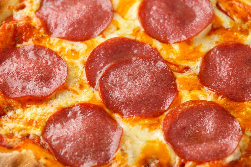 Pepperoni, Salami Pizza sobre mesa de madera. listo para comer 2023