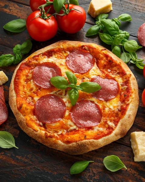 Pepperoni casero, Salami Pizza con albahaca, tomates, queso sobre mesa ...