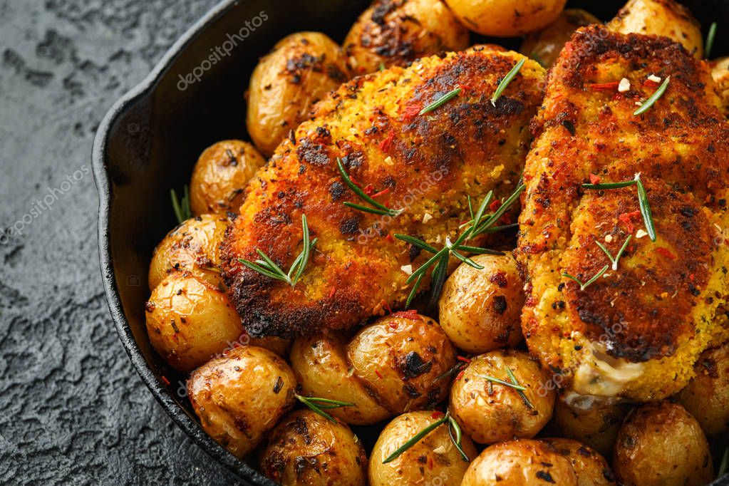 Pollo recién cocido rebozado Kiev servido con patatas crujientes de ...