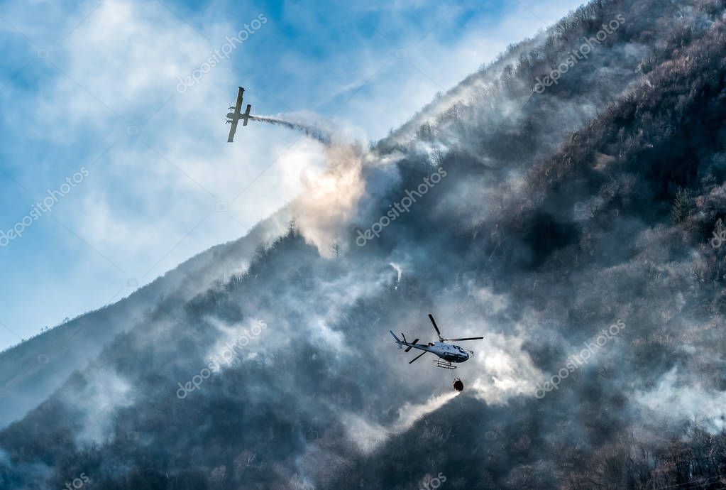 Aviones y helic pteros de extinci n de incendios lanzando el agua para combatir un incendio en ...