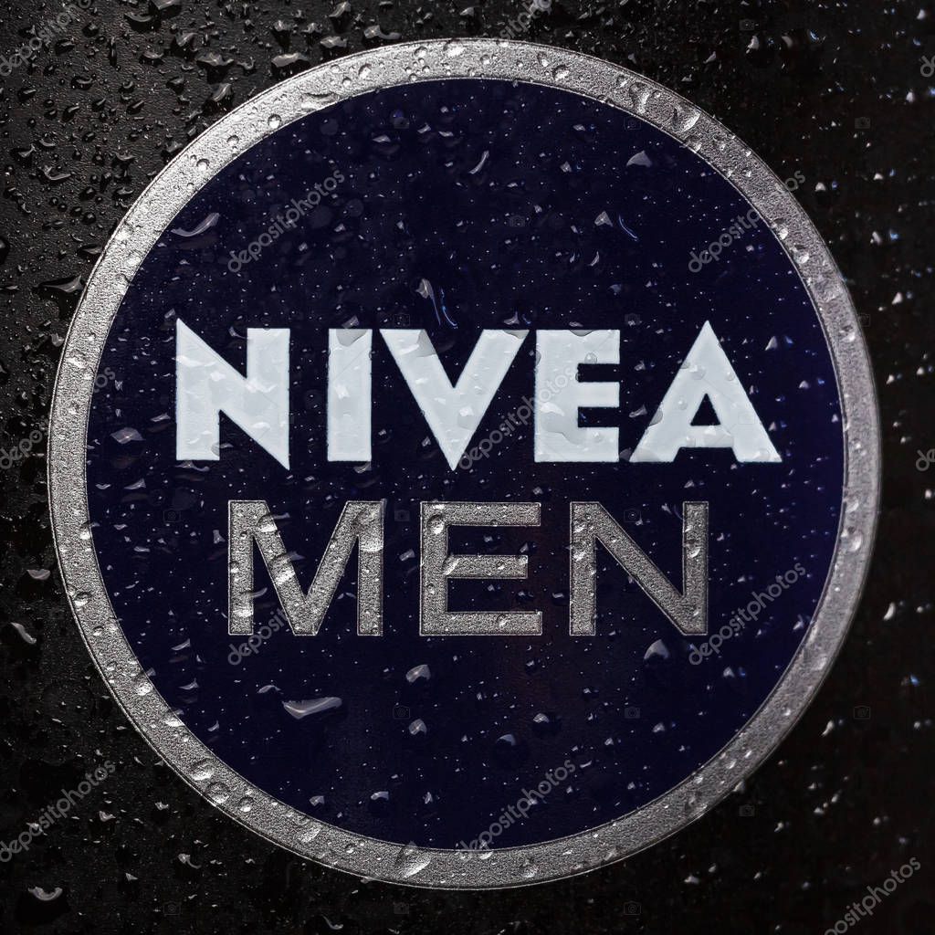 Placa de marca Nivea en gotas de agua - una marca global para el ...
