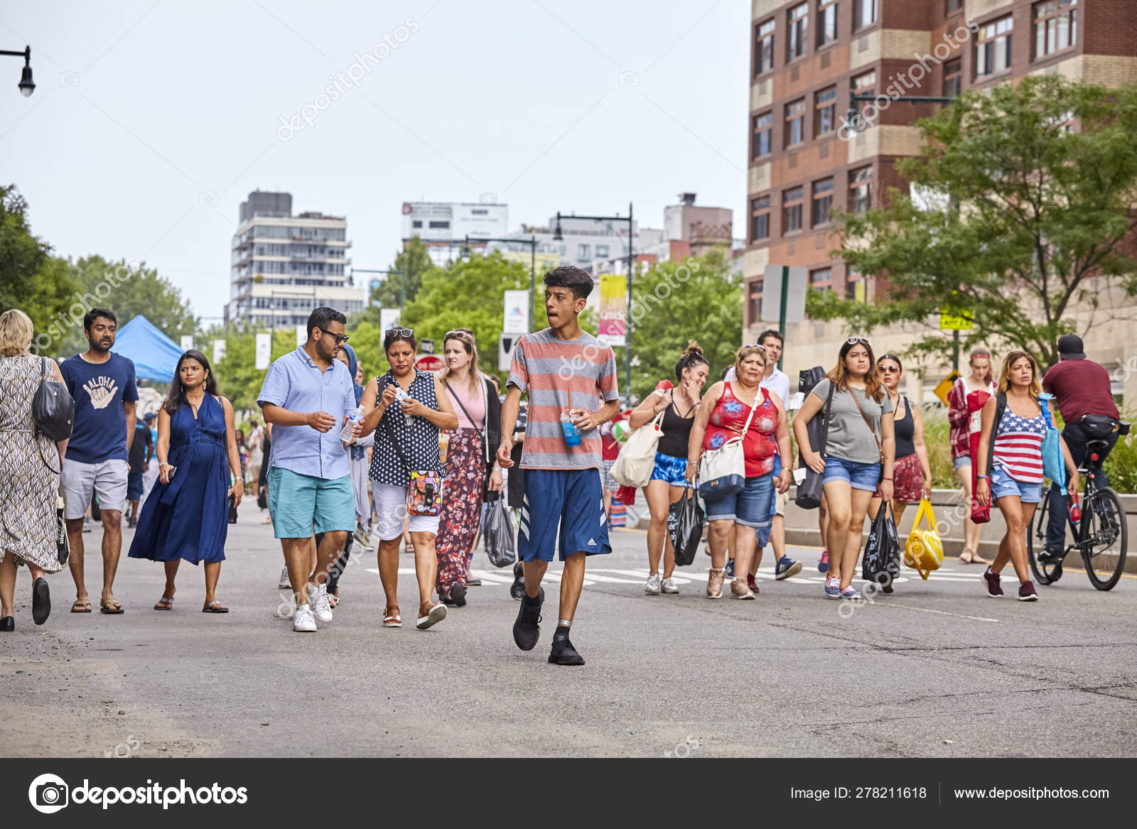 Orang-orang berjalan untuk melihat 4 Juli kembang api di Gantry Plaza ...