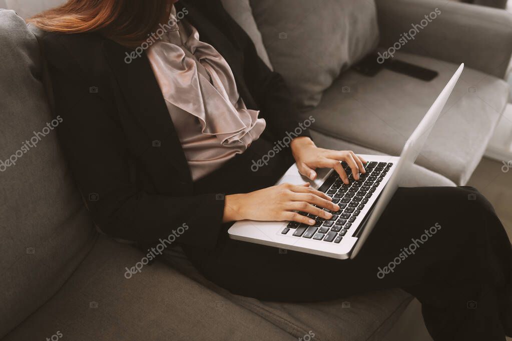 Mujer trabajo en el port til sentarse en el sof en el concepto de casa para la oficina ...